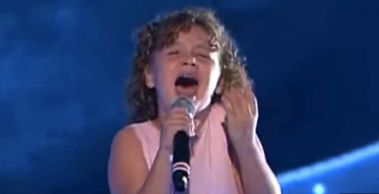 Pavarotti’s granddaughter goes up on stage — now look when she opens ...